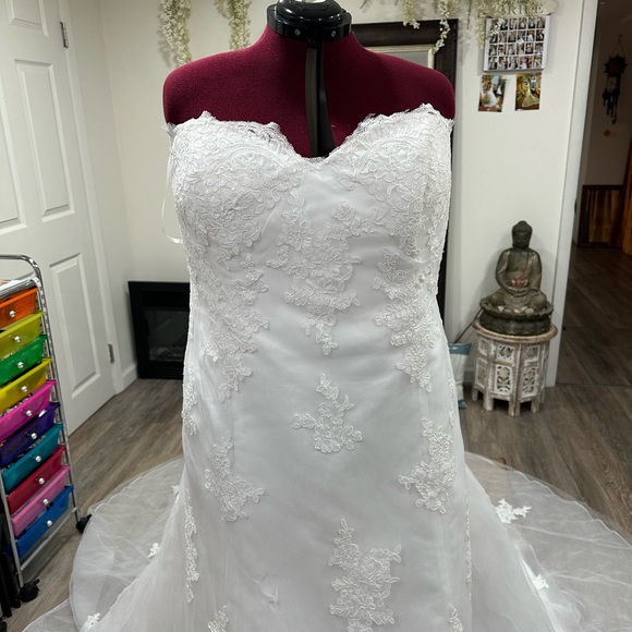 Cara Mia | Dresses | Sample Lace Sweetheart Neckline And Corset Back ...